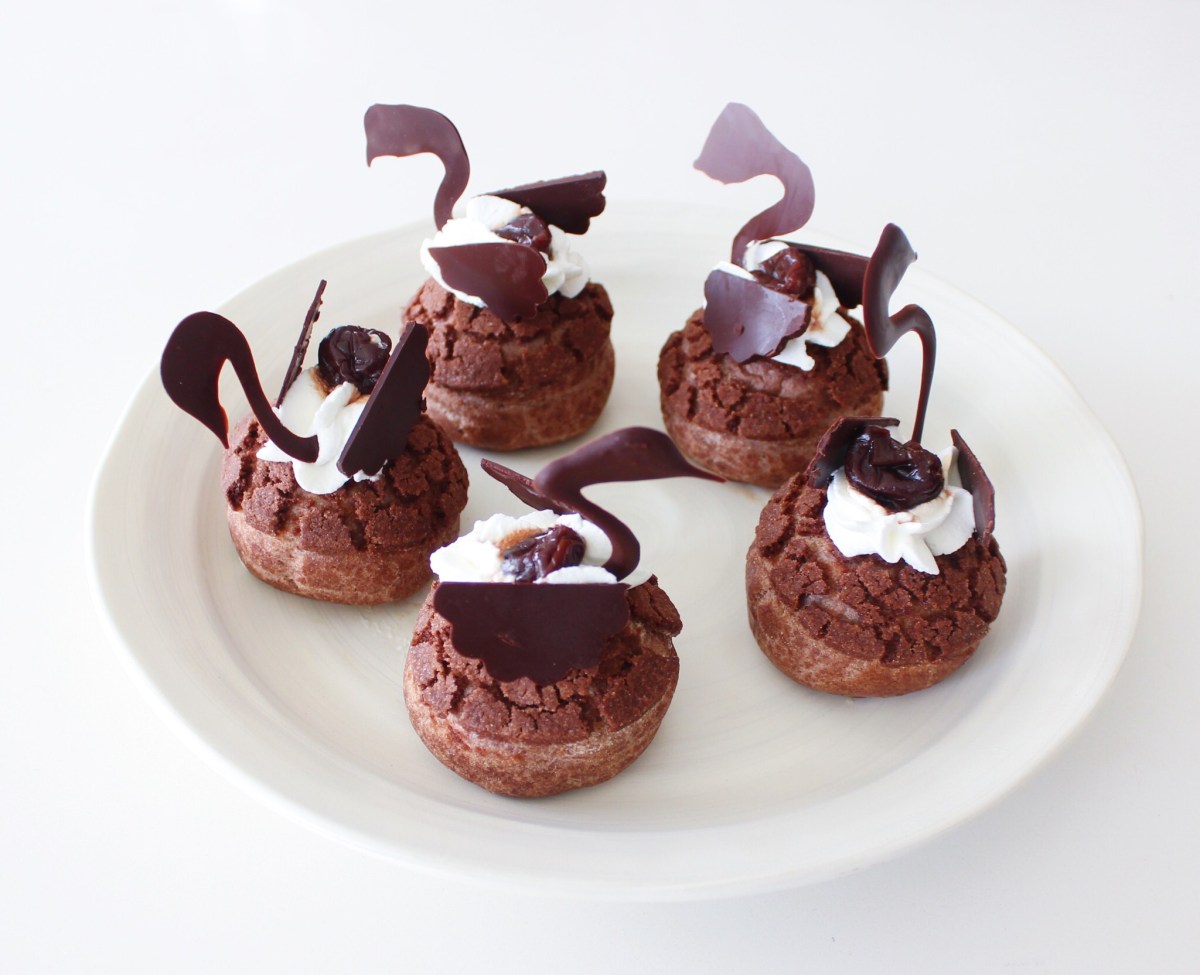 Black forest swan puffs – Freddy's Harajuku